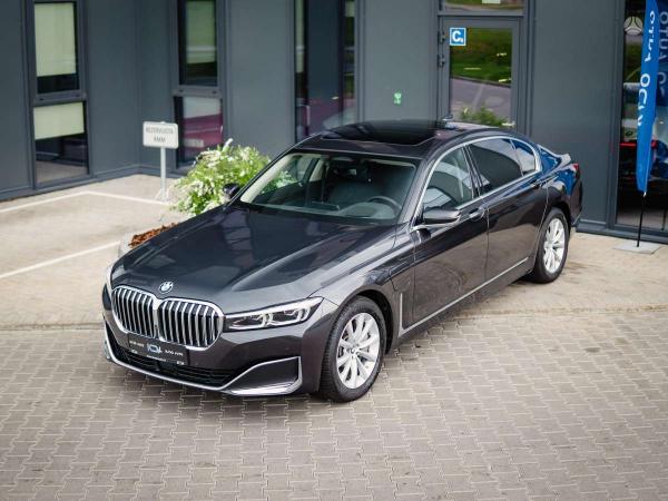 Grey BMW 745 2020 in Kaunas, with an engine capacity of 3.00 L and mileage of 182 thousand km for 34450 €, photo 5 on AUTOMOTO.COM.LV