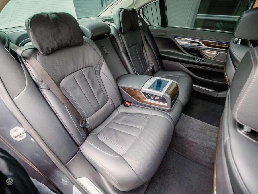 Pelēks BMW 745 2020 Kauņa, ar dzinēja tilpumu 3.00 L un nobraukumu 182 tūkst. km par 34450 €, foto 38 vietnē AUTOMOTO.COM.LV