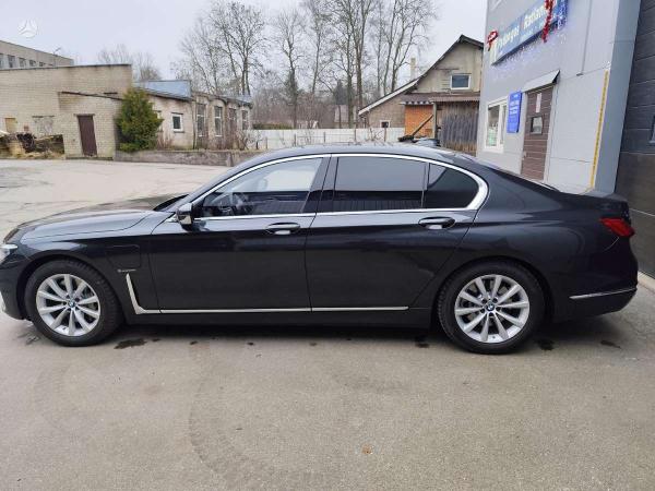 Grey BMW 745 2022 in Silute, with an engine capacity of 3.00 L and mileage of 169 thousand km for 49550 €, photo 4 on AUTOMOTO.COM.LV