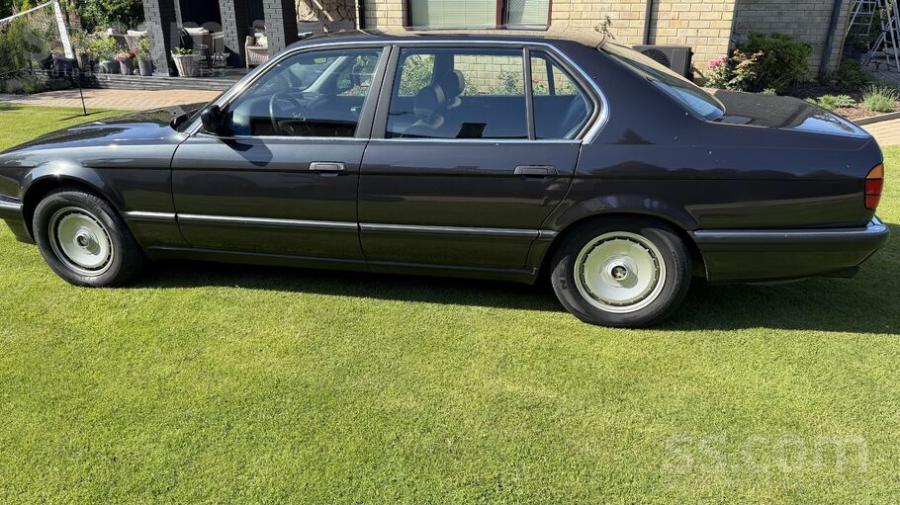 Black BMW 750 1989 in Limbazi, with an engine capacity of 5.00 L and mileage of 247 thousand km for 12800 €, photo 8 on AUTOMOTO.COM.LV