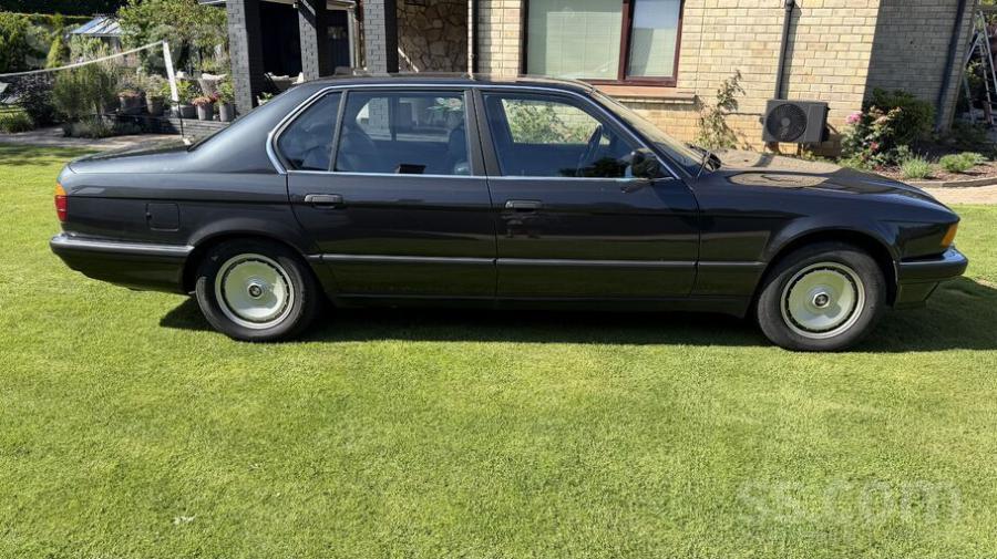 Black BMW 750 1989 in Limbazi, with an engine capacity of 5.00 L and mileage of 247 thousand km for 12800 €, photo 9 on AUTOMOTO.COM.LV