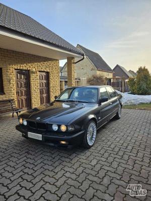 Melns BMW 750 1991 Viļņa, ar dzinēja tilpumu 5.00 L un nobraukumu 320 tūkst. km par 6100 €, foto  vietnē AUTOMOTO.COM.LV