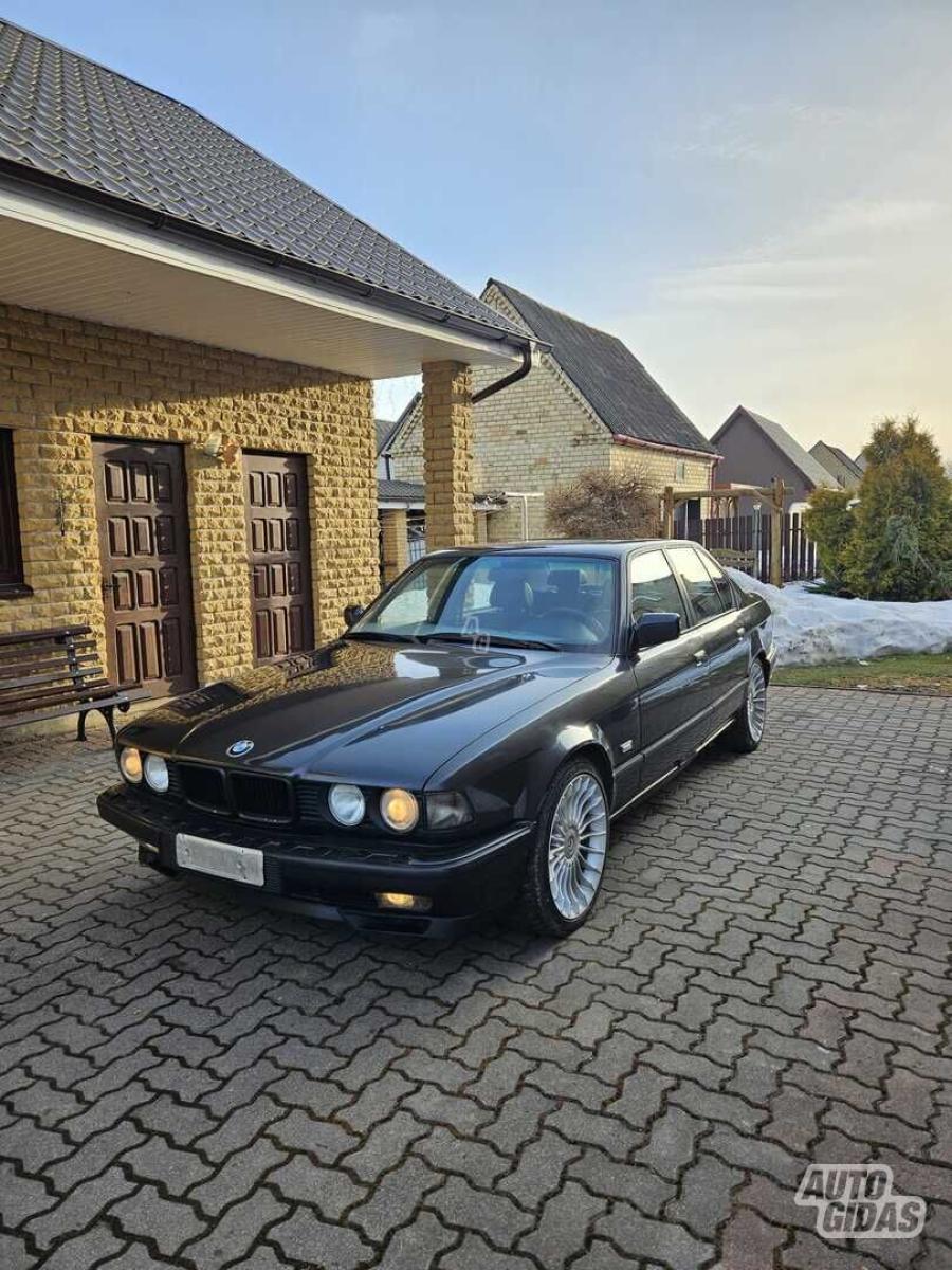 Melns BMW 750 1991 Viļņa, ar dzinēja tilpumu 5.00 L un nobraukumu 320 tūkst. km par 6100 €, foto 1 vietnē AUTOMOTO.COM.LV