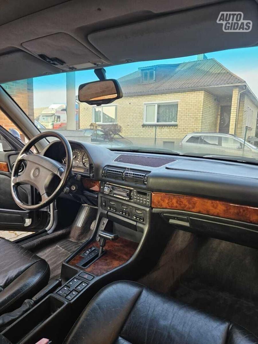 Melns BMW 750 1991 Viļņa, ar dzinēja tilpumu 5.00 L un nobraukumu 320 tūkst. km par 6100 €, foto 5 vietnē AUTOMOTO.COM.LV