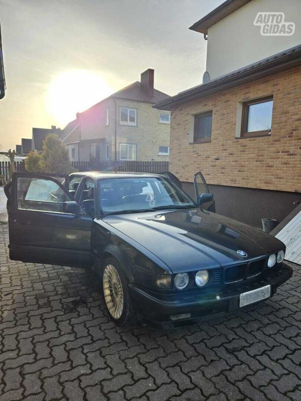 Black BMW 750 1991 in Vilnius, with an engine capacity of 5.00 L and mileage of 320 thousand km for 6100 €, photo 5 on AUTOMOTO.COM.LV
