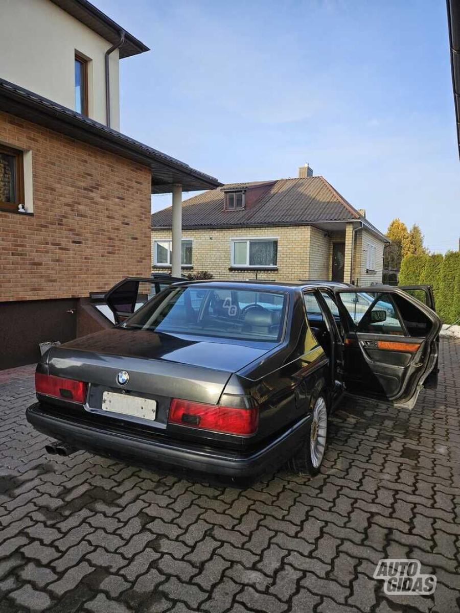 Melns BMW 750 1991 Viļņa, ar dzinēja tilpumu 5.00 L un nobraukumu 320 tūkst. km par 6100 €, foto 11 vietnē AUTOMOTO.COM.LV