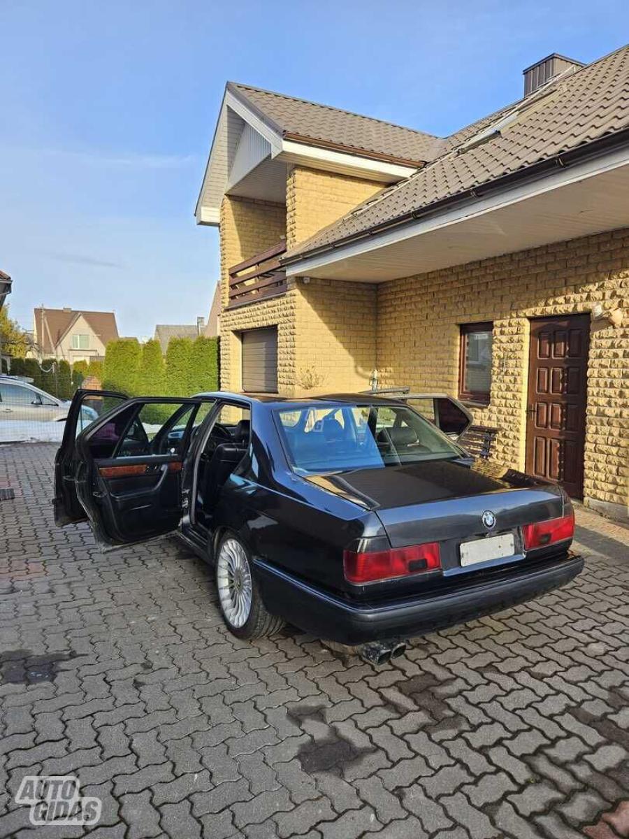 Melns BMW 750 1991 Viļņa, ar dzinēja tilpumu 5.00 L un nobraukumu 320 tūkst. km par 6100 €, foto 13 vietnē AUTOMOTO.COM.LV