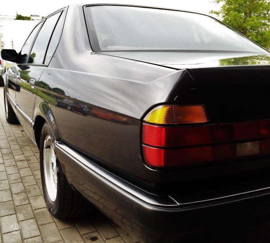 Melns BMW 750 1993 Kauņa, ar dzinēja tilpumu 4.99 L un nobraukumu 256 tūkst. km par 12000 €, foto 2 vietnē AUTOMOTO.COM.LV