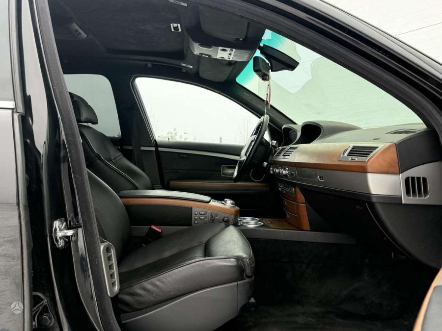 Black BMW 750 2006 in Vilnius, with an engine capacity of 4.80 L and mileage of 181 thousand km for 4200 €, photo 10 on AUTOMOTO.COM.LV