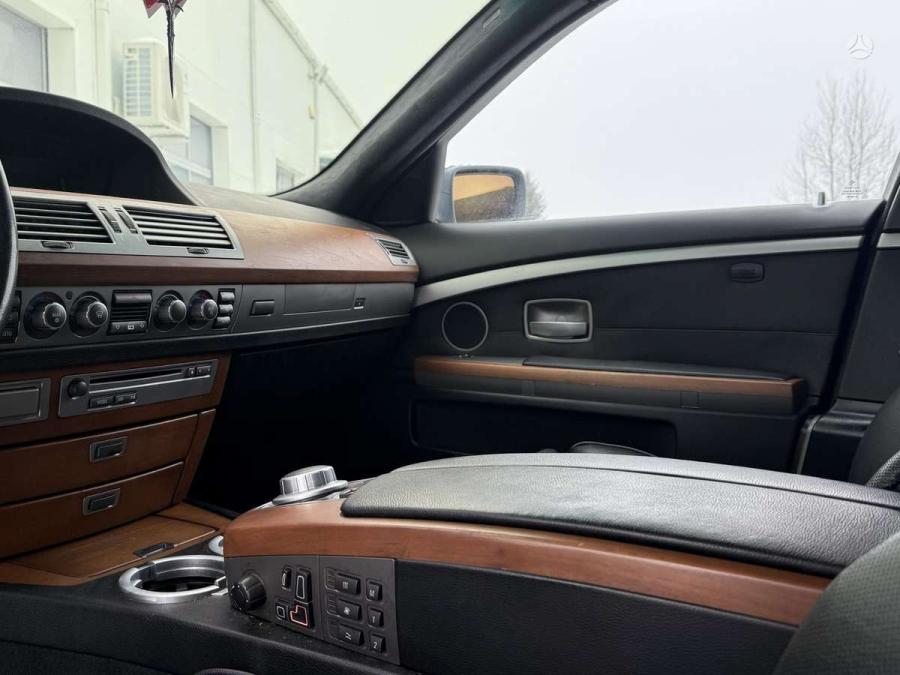 Black BMW 750 2006 in Vilnius, with an engine capacity of 4.80 L and mileage of 181 thousand km for 4200 €, photo 13 on AUTOMOTO.COM.LV