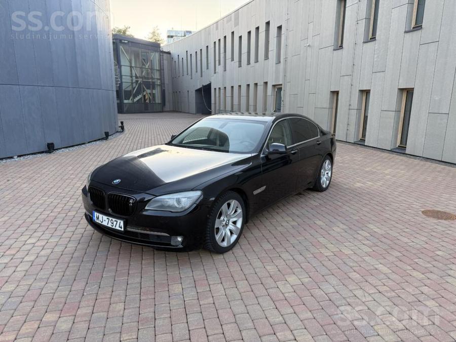 Melns BMW 750 2008 Rīga, ar dzinēja tilpumu 4.40 L un nobraukumu 196 tūkst. km par 8300 €, foto 3 vietnē AUTOMOTO.COM.LV