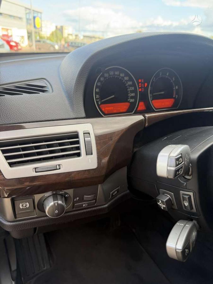 Black BMW 750 2008 in Vilnius, with an engine capacity of 4.80 L and mileage of 190 thousand km for 5700 €, photo 16 on AUTOMOTO.COM.LV