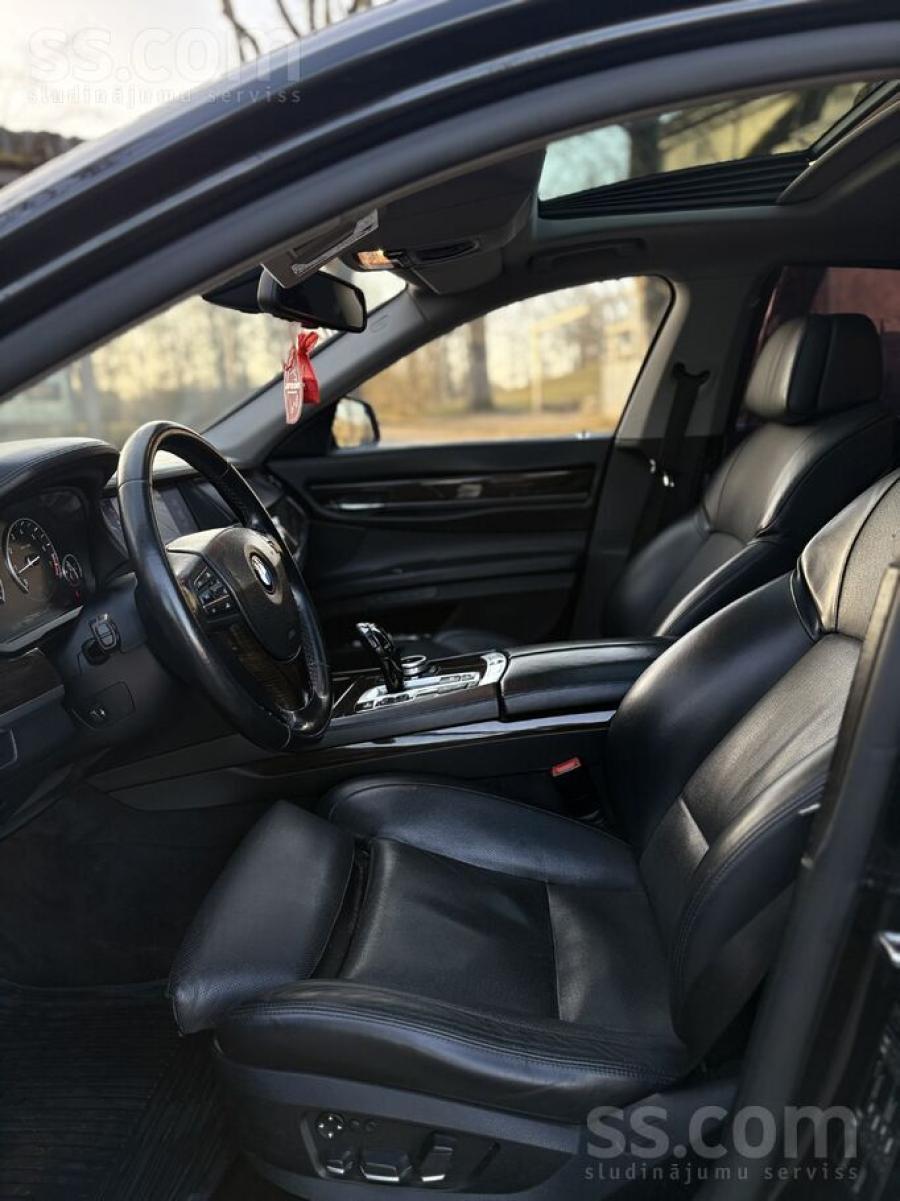 Melns BMW 750 2009 Kuldīga, ar dzinēja tilpumu 4.40 L un nobraukumu 0 tūkst. km par 9990 €, foto 13 vietnē AUTOMOTO.COM.LV