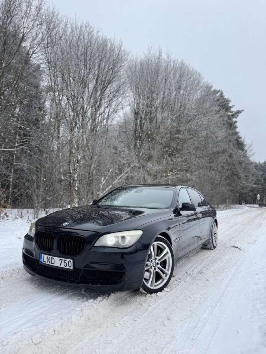 Black BMW 750 2010 in Vilnius, with an engine capacity of 4.40 L and mileage of 110 thousand km for 10000 €, photo 4 on AUTOMOTO.COM.LV