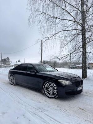 Black BMW 750 2010 in Vilnius, with an engine capacity of 4.40 L and mileage of 110 thousand km for 10000 €, photo 5 on AUTOMOTO.COM.LV