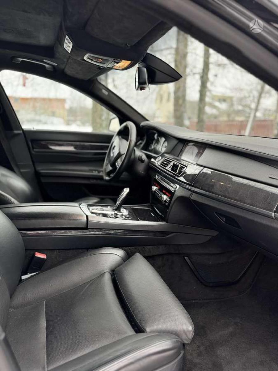 Black BMW 750 2010 in Vilnius, with an engine capacity of 4.40 L and mileage of 110 thousand km for 10000 €, photo 6 on AUTOMOTO.COM.LV