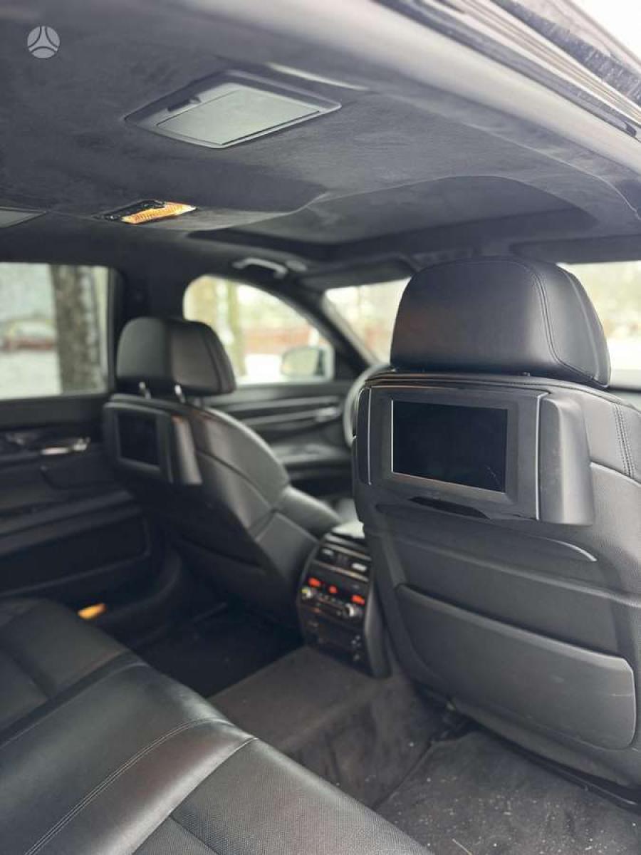 Black BMW 750 2010 in Vilnius, with an engine capacity of 4.40 L and mileage of 110 thousand km for 10000 €, photo 9 on AUTOMOTO.COM.LV