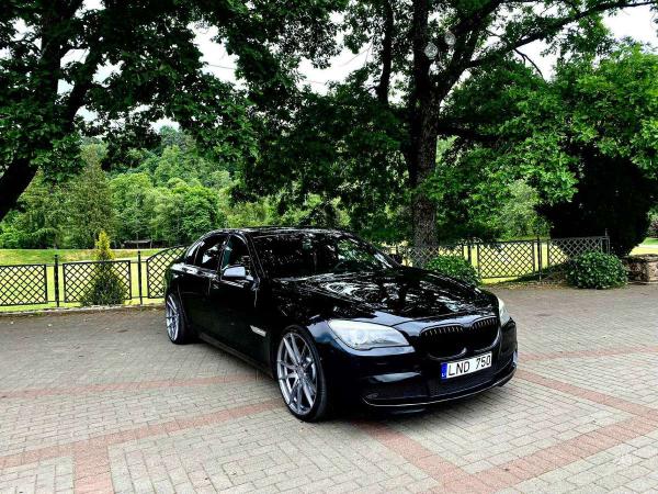 Melns BMW 750 2010 Viļņa, ar dzinēja tilpumu 4.40 L un nobraukumu 115 tūkst. km par 8200 €, foto 1 vietnē AUTOMOTO.COM.LV