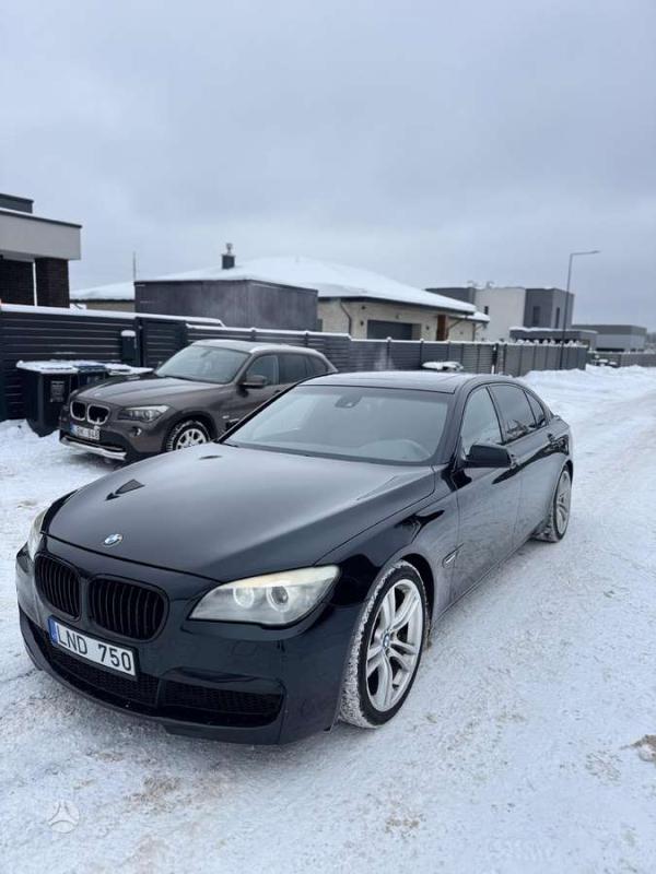 Melns BMW 750 2010 Viļņa, ar dzinēja tilpumu 4.40 L un nobraukumu 115 tūkst. km par 8200 €, foto 2 vietnē AUTOMOTO.COM.LV