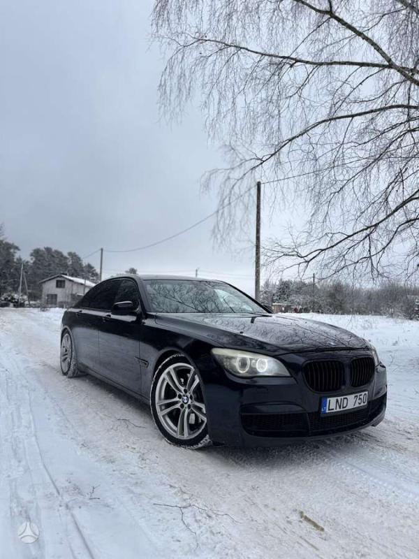 Melns BMW 750 2010 Viļņa, ar dzinēja tilpumu 4.40 L un nobraukumu 115 tūkst. km par 8200 €, foto 3 vietnē AUTOMOTO.COM.LV