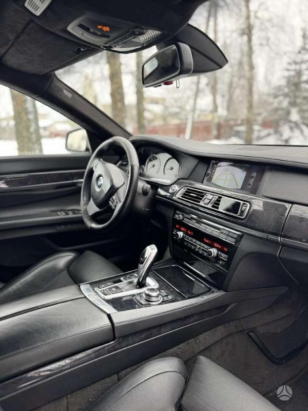 Melns BMW 750 2010 Viļņa, ar dzinēja tilpumu 4.40 L un nobraukumu 115 tūkst. km par 8200 €, foto 8 vietnē AUTOMOTO.COM.LV