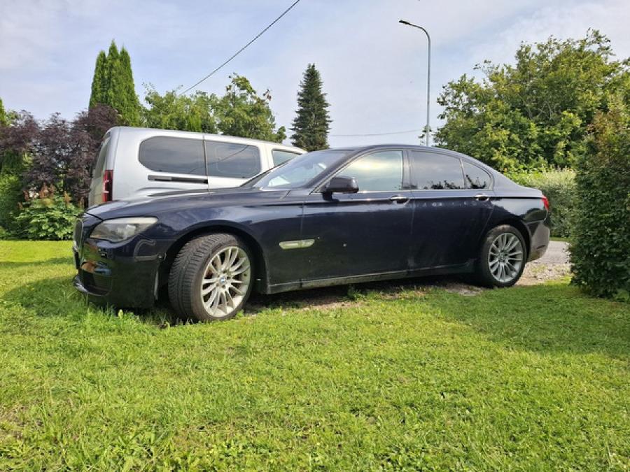 Melns BMW 750 2010 Kerdla, ar dzinēja tilpumu 4.40 L un nobraukumu 324 tūkst. km par 6000 €, foto 6 vietnē AUTOMOTO.COM.LV