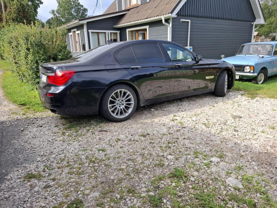 Melns BMW 750 2010 Kerdla, ar dzinēja tilpumu 4.40 L un nobraukumu 324 tūkst. km par 6000 €, foto 18 vietnē AUTOMOTO.COM.LV