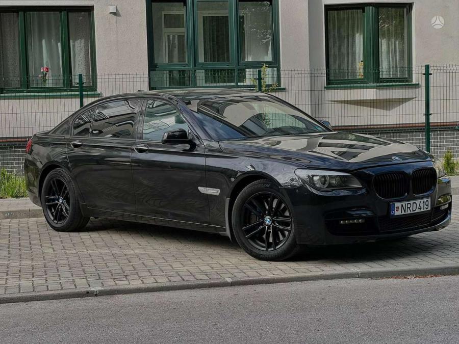 Black BMW 750 2010 in Vilnius, with an engine capacity of 4.40 L and mileage of 246 thousand km for 6300 €, photo 3 on AUTOMOTO.COM.LV