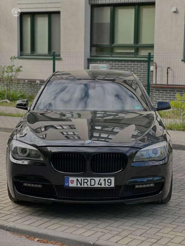 Black BMW 750 2010 in Vilnius, with an engine capacity of 4.40 L and mileage of 246 thousand km for 6300 €, photo 4 on AUTOMOTO.COM.LV