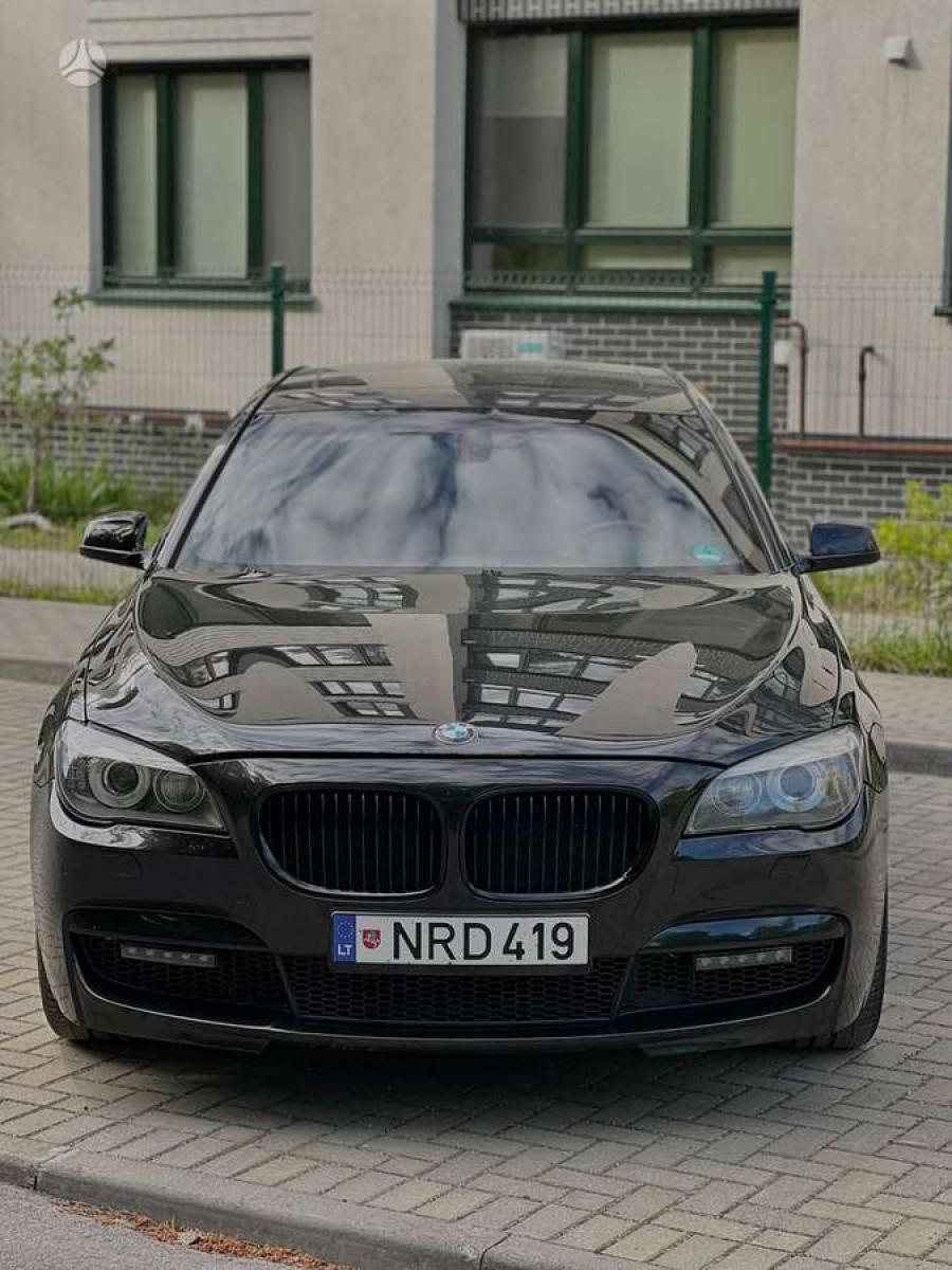 Black BMW 750 2010 in Vilnius, with an engine capacity of 4.40 L and mileage of 246 thousand km for 6300 €, photo 4 on AUTOMOTO.COM.LV