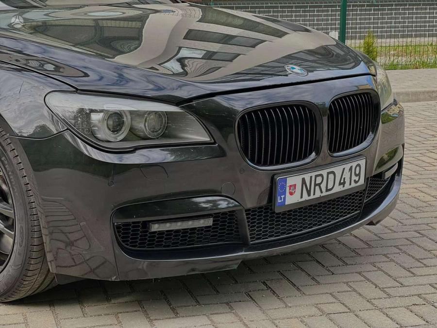 Black BMW 750 2010 in Vilnius, with an engine capacity of 4.40 L and mileage of 246 thousand km for 6300 €, photo 5 on AUTOMOTO.COM.LV