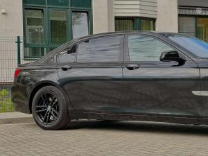 Black BMW 750 2010 in Vilnius, with an engine capacity of 4.40 L and mileage of 246 thousand km for 6300 €, photo 7 on AUTOMOTO.COM.LV
