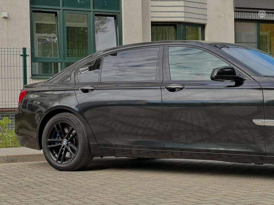 Black BMW 750 2010 in Vilnius, with an engine capacity of 4.40 L and mileage of 246 thousand km for 6300 €, photo 7 on AUTOMOTO.COM.LV