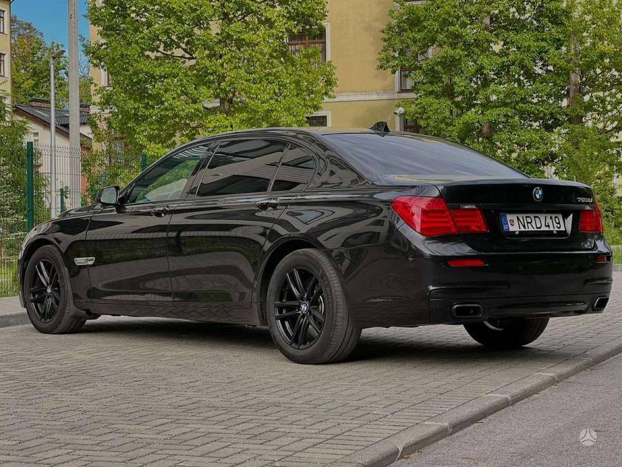 Black BMW 750 2010 in Vilnius, with an engine capacity of 4.40 L and mileage of 246 thousand km for 6300 €, photo 10 on AUTOMOTO.COM.LV