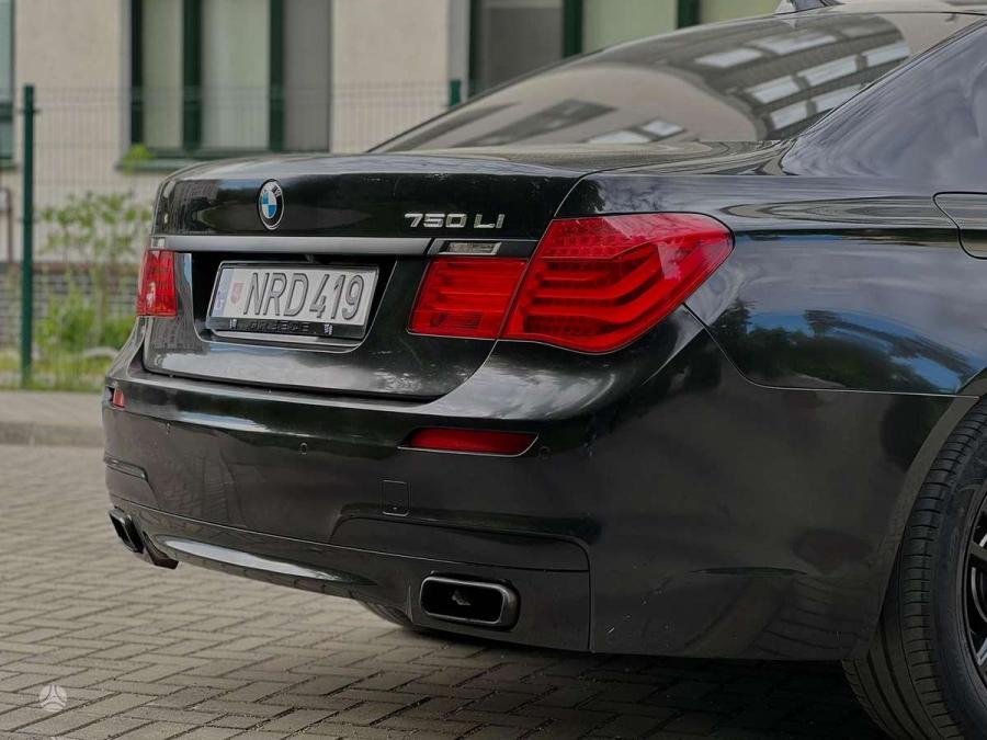 Black BMW 750 2010 in Vilnius, with an engine capacity of 4.40 L and mileage of 246 thousand km for 6300 €, photo 12 on AUTOMOTO.COM.LV