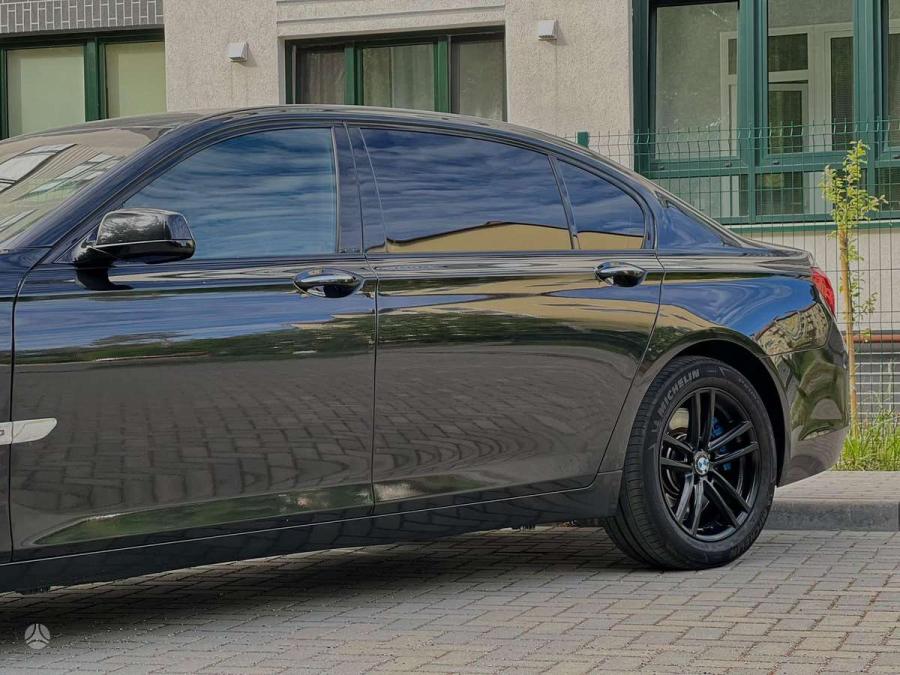 Black BMW 750 2010 in Vilnius, with an engine capacity of 4.40 L and mileage of 246 thousand km for 6300 €, photo 14 on AUTOMOTO.COM.LV