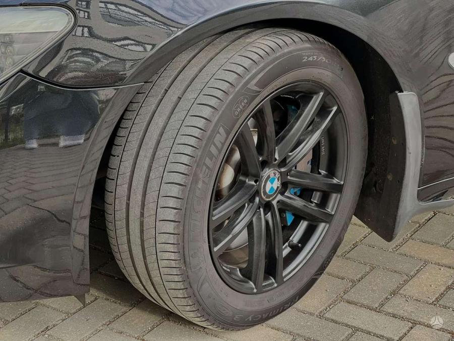 Black BMW 750 2010 in Vilnius, with an engine capacity of 4.40 L and mileage of 246 thousand km for 6300 €, photo 15 on AUTOMOTO.COM.LV