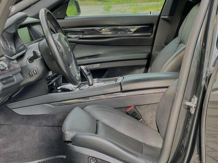 Black BMW 750 2010 in Vilnius, with an engine capacity of 4.40 L and mileage of 246 thousand km for 6300 €, photo 17 on AUTOMOTO.COM.LV