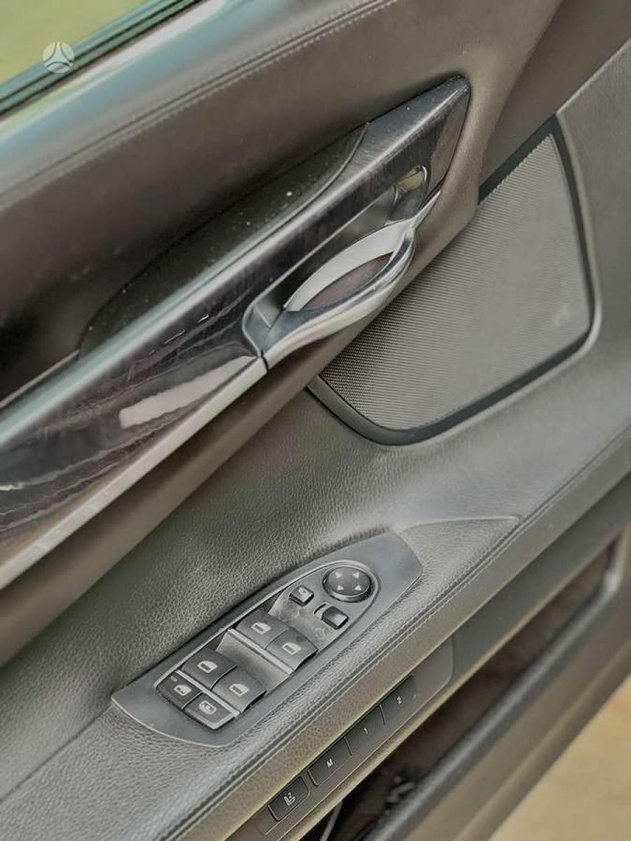 Black BMW 750 2010 in Vilnius, with an engine capacity of 4.40 L and mileage of 246 thousand km for 6300 €, photo 20 on AUTOMOTO.COM.LV