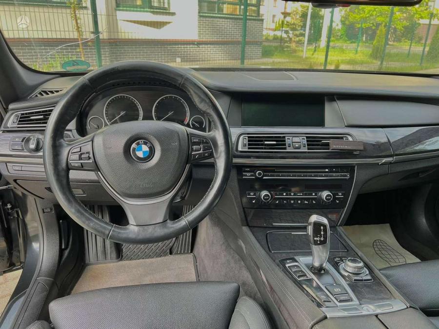 Black BMW 750 2010 in Vilnius, with an engine capacity of 4.40 L and mileage of 246 thousand km for 6300 €, photo 21 on AUTOMOTO.COM.LV