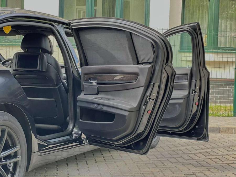 Black BMW 750 2010 in Vilnius, with an engine capacity of 4.40 L and mileage of 246 thousand km for 6300 €, photo 25 on AUTOMOTO.COM.LV