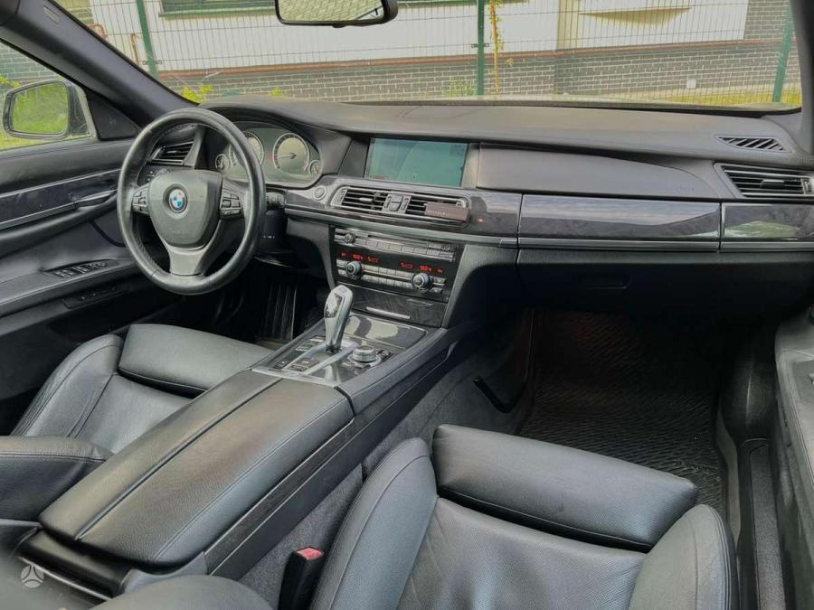 Black BMW 750 2010 in Vilnius, with an engine capacity of 4.40 L and mileage of 246 thousand km for 6300 €, photo 28 on AUTOMOTO.COM.LV