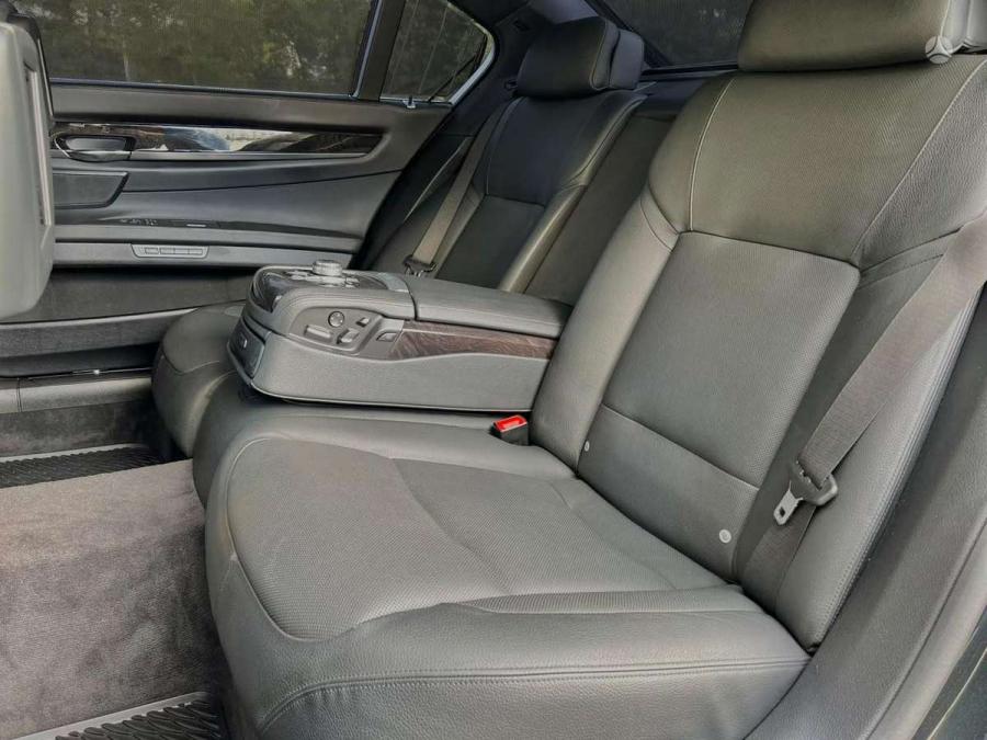 Black BMW 750 2010 in Vilnius, with an engine capacity of 4.40 L and mileage of 246 thousand km for 6300 €, photo 29 on AUTOMOTO.COM.LV