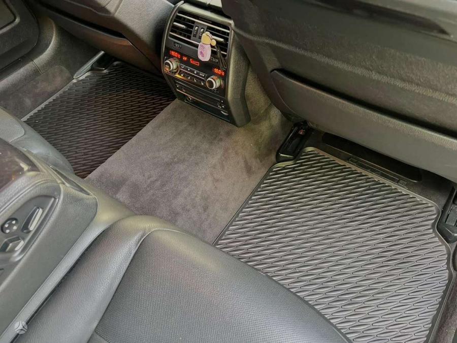 Black BMW 750 2010 in Vilnius, with an engine capacity of 4.40 L and mileage of 246 thousand km for 6300 €, photo 30 on AUTOMOTO.COM.LV