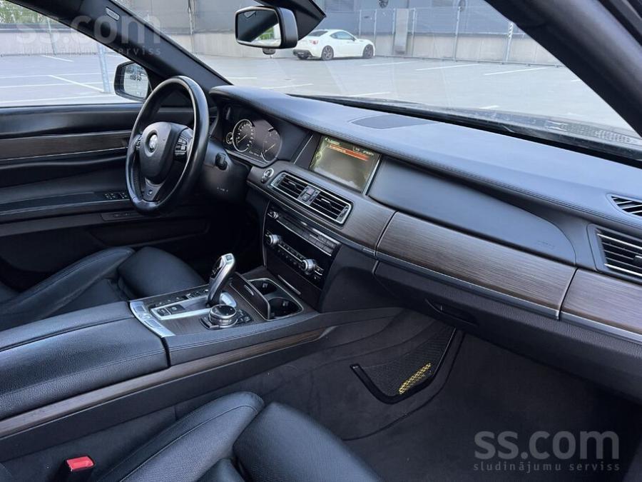 Black BMW 750 2012 in Riga, with an engine capacity of 3.00 L and mileage of 225 thousand km for 14500 €, photo 8 on AUTOMOTO.COM.LV