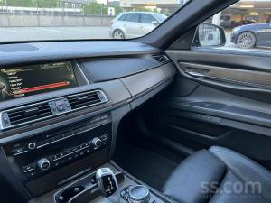 Black BMW 750 2012 in Riga, with an engine capacity of 3.00 L and mileage of 225 thousand km for 14500 €, photo 9 on AUTOMOTO.COM.LV