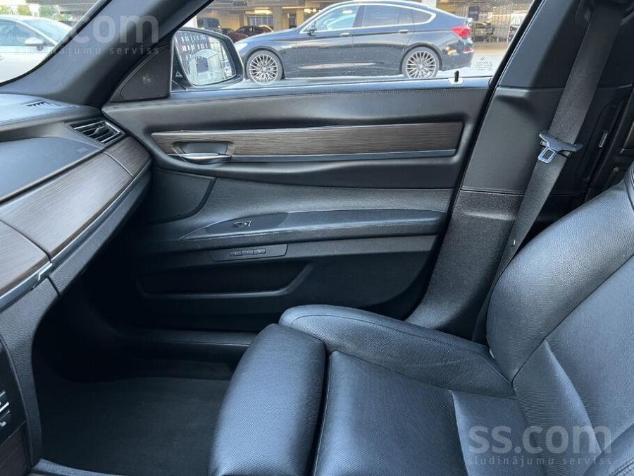 Black BMW 750 2012 in Riga, with an engine capacity of 3.00 L and mileage of 225 thousand km for 14500 €, photo 10 on AUTOMOTO.COM.LV