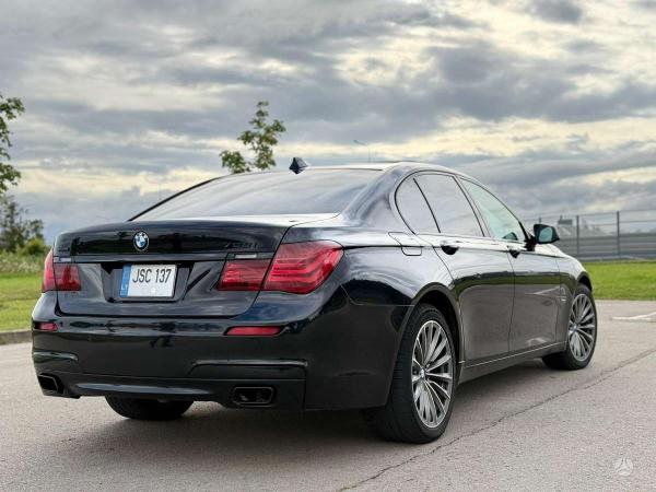 Black BMW 750 2012 in Siauliai, with an engine capacity of 4.40 L and mileage of 247 thousand km for 6300 €, photo 6 on AUTOMOTO.COM.LV