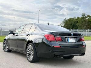 Melns BMW 750 2012 Šauļi, ar dzinēja tilpumu 4.40 L un nobraukumu 247 tūkst. km par 6300 €, foto 12 vietnē AUTOMOTO.COM.LV