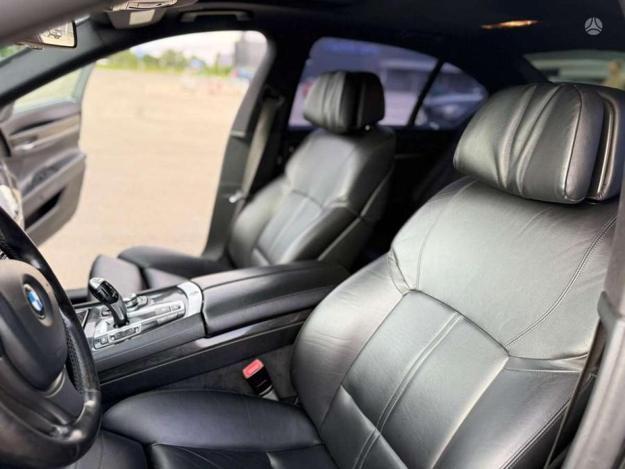Melns BMW 750 2012 Šauļi, ar dzinēja tilpumu 4.40 L un nobraukumu 247 tūkst. km par 6300 €, foto 16 vietnē AUTOMOTO.COM.LV
